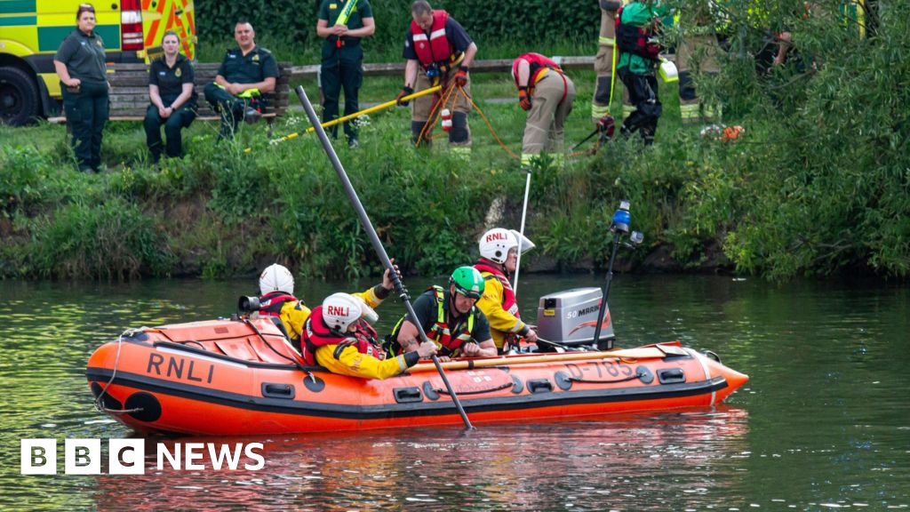 Kingston: Body found in search for missing Thames swimmer - BBC News
