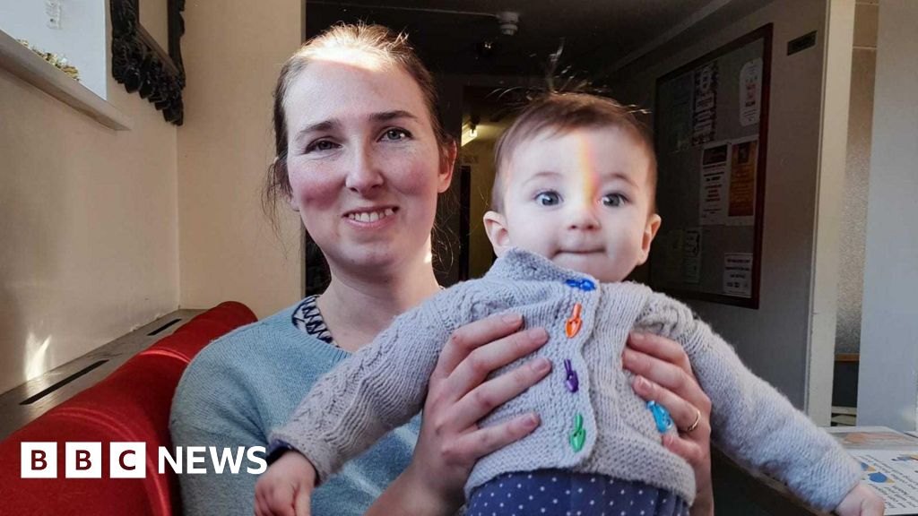 Haddenham warm bank offers more than just heating to users - BBC News