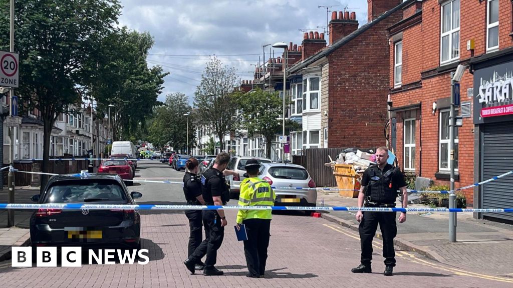 Teen arrested after stabbing in residential Leicester street - BBC News