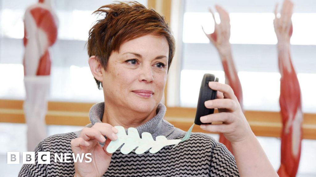 Teesside researchers trial phantom limb pain device - BBC News