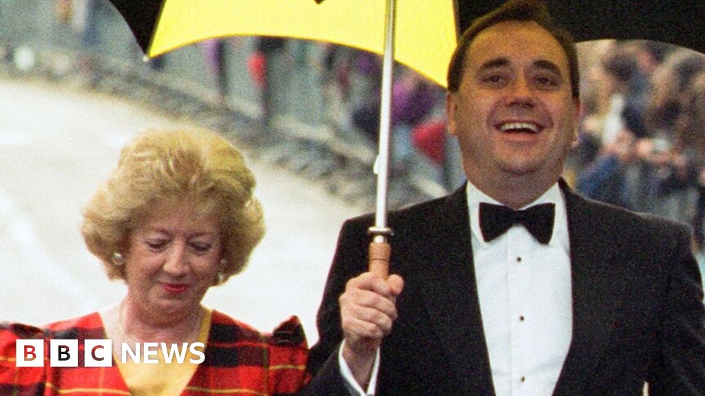 Loved ones on Alex Salmond's complex public and private life - BBC News