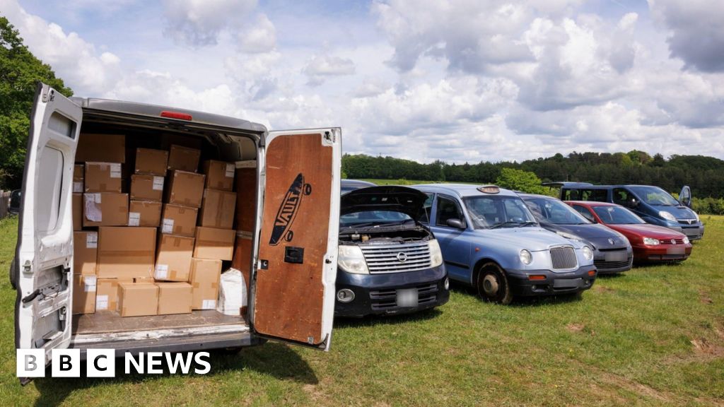 Londoners donate 110 non-compliant Ulez vehicles for Ukraine aid - BBC News