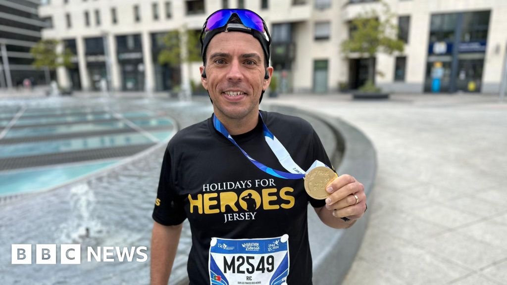 Jersey man runs D-Day marathon for veterans charity - BBC News