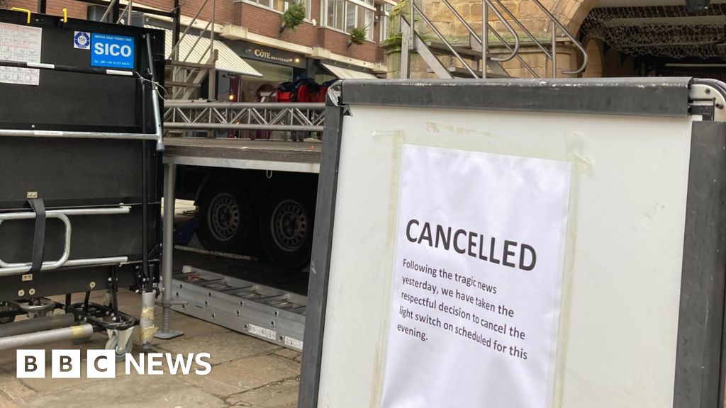 North Wales crash: Lights switch-on cancelled after deaths - BBC News