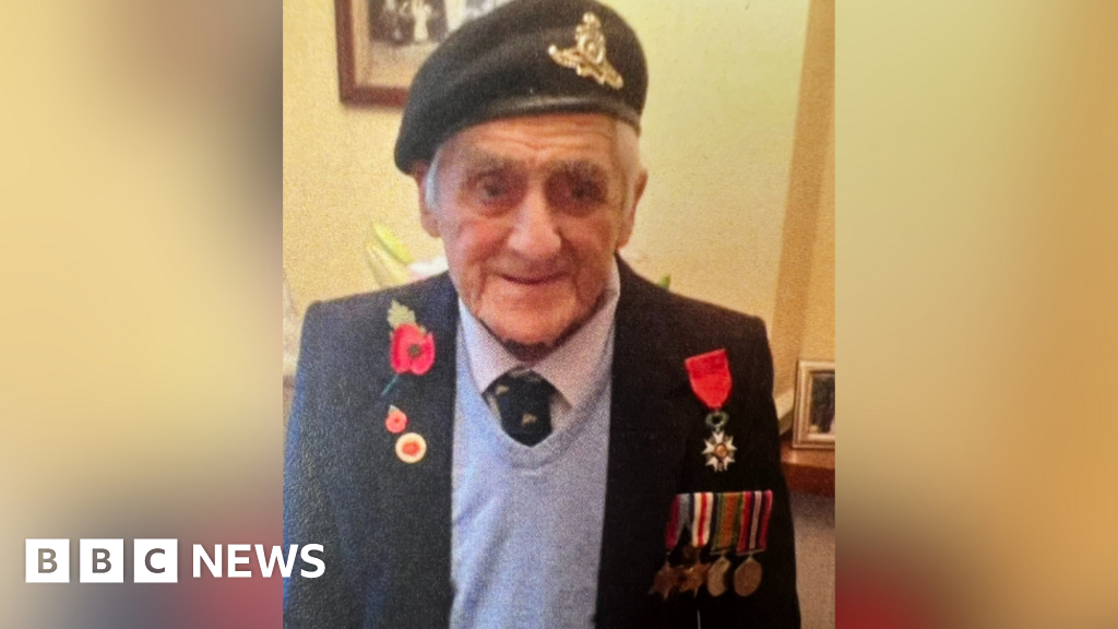 John Graham: York funeral celebrates life of D-Day veteran, 102 - BBC News