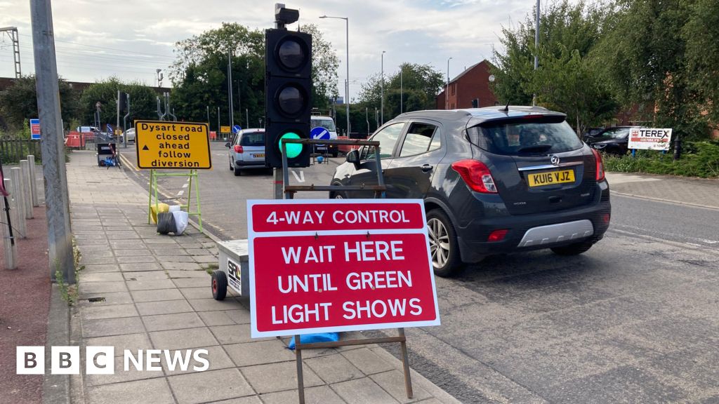 Traffic officers to help ease congestion in Grantham - BBC News