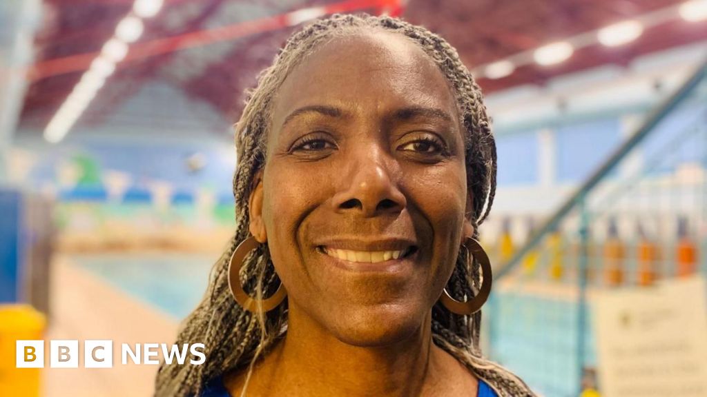 'Swim sessions are bringing our confidence back' - BBC News