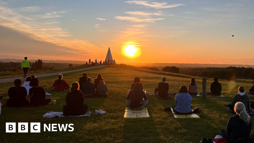Summer solstice sunrise in Milton Keynes enjoyed by locals - BBC News
