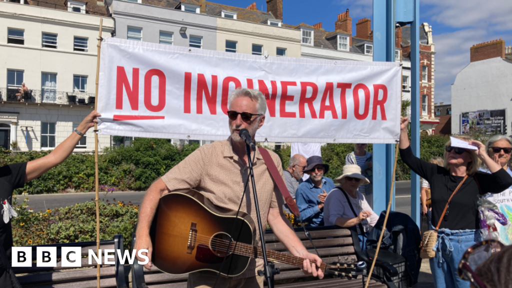 Singer Billy Bragg joins hundreds to protest against Portland waste ...
