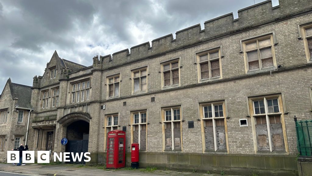 Plans to turn Ipswich County Hall building into flats approved - BBC News