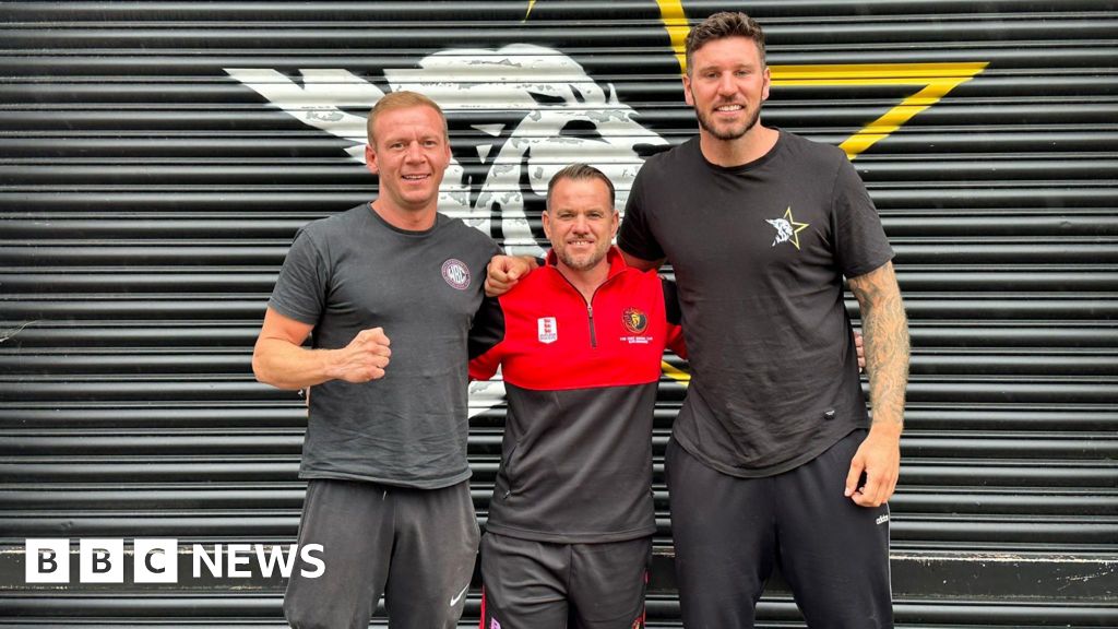 West Midlands boxing clubs to work with schoolchildren - BBC News