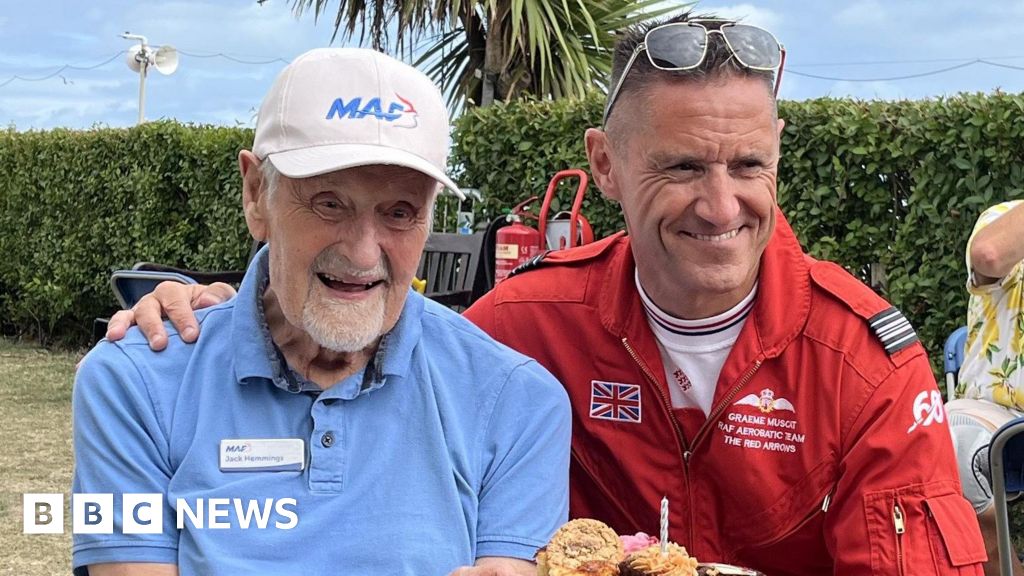 Airbourne: RAF veteran celebrates 103rd birthday at airshow