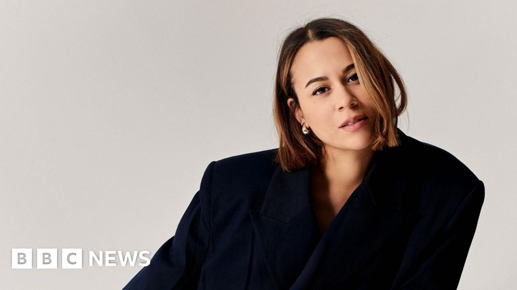 'Having a pop star mum didn't open doors for me' - BBC News