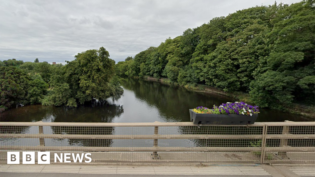 Burton upon Trent search continues after reports of man in water - BBC News