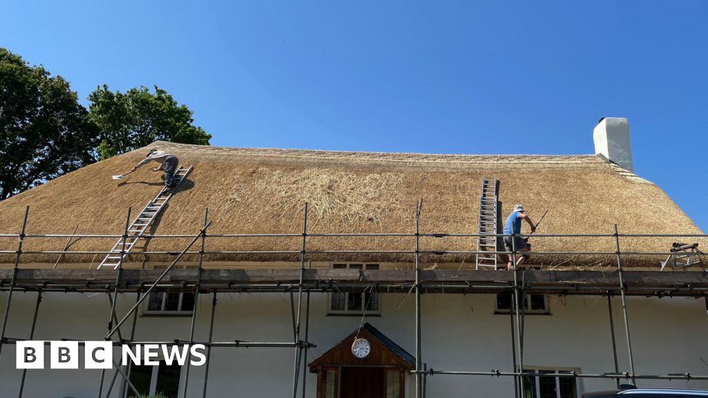 'Two-year waiting list' for thatched roof repairs in Devon - BBC News