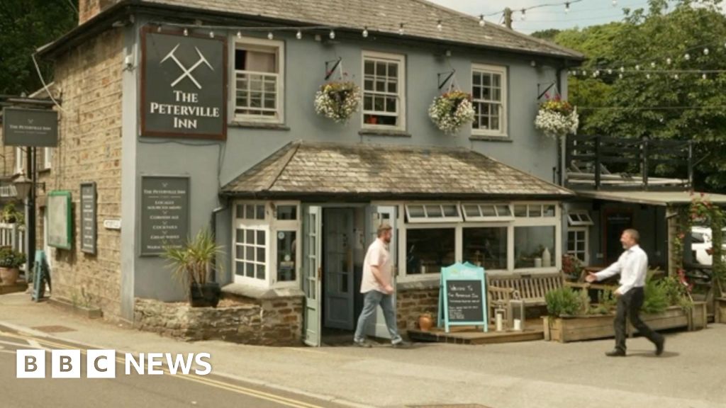 Pub in Cornwall named best in England - BBC News