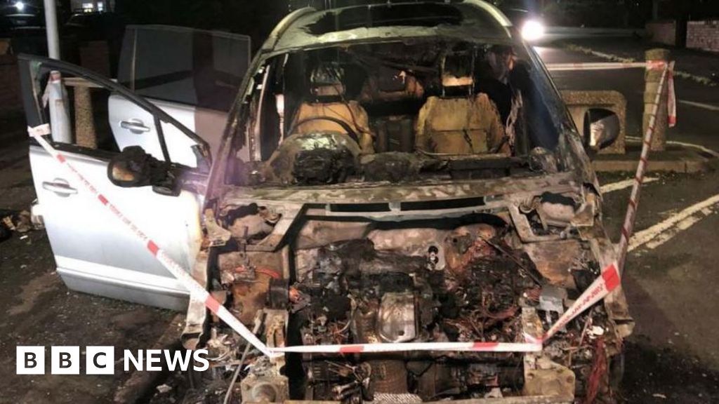 Worksop: Three boys arrested after car and bin set on fire - BBC News