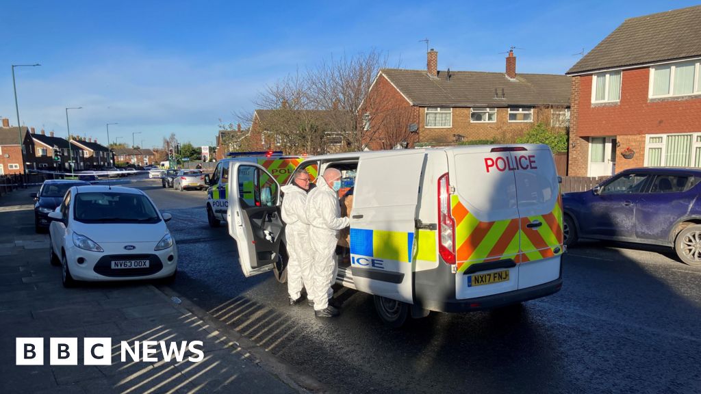 Eston murder: 34-year-old man dies after being stabbed in street - BBC News