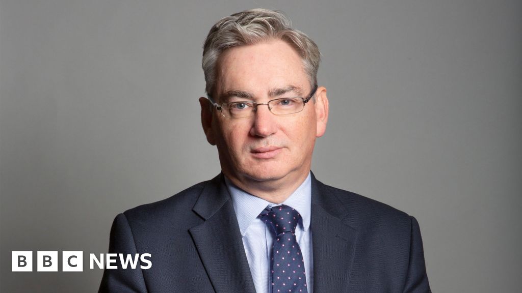 Ex-Tory MP Julian Knight to stand as independent - BBC News