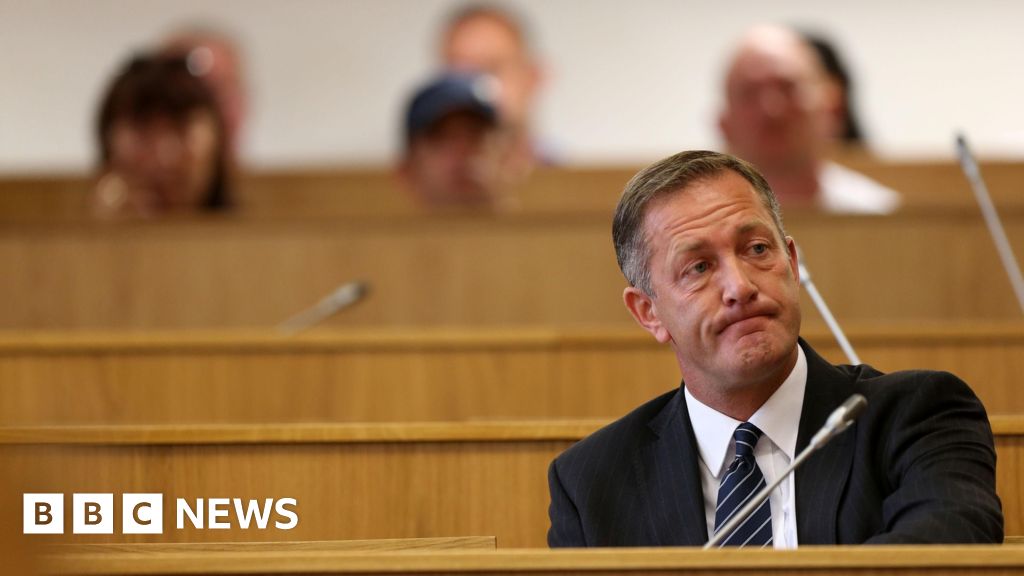 Rotherham Council to keep photo of disgraced former mayor - BBC News