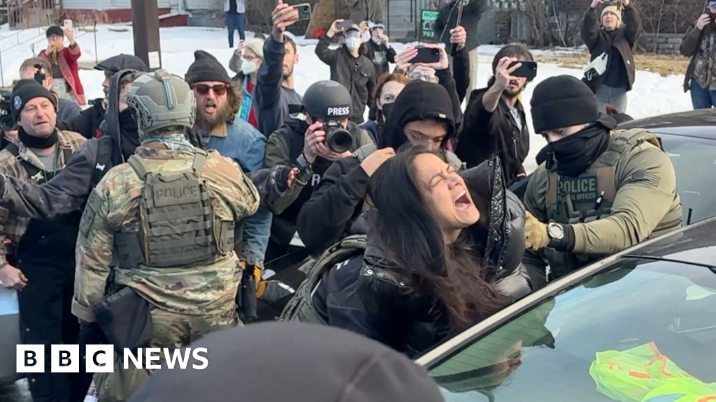 ICE agents pull woman from car in Minneapolis - BBC News