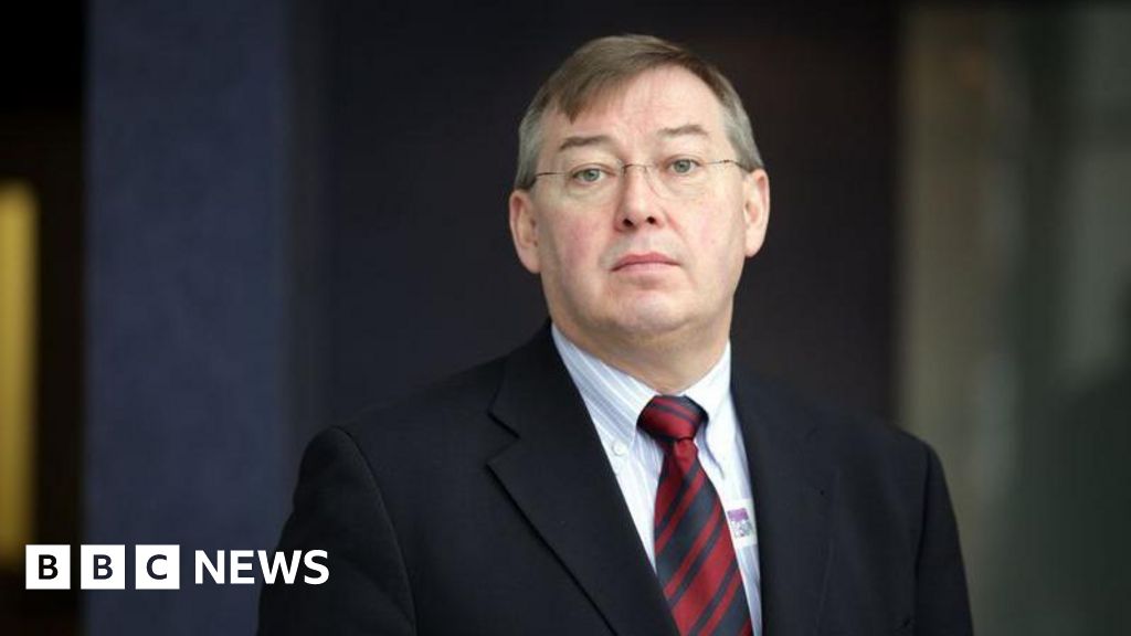 Gateshead MP Ian Mearns to retire after 41 years in politics - BBC News