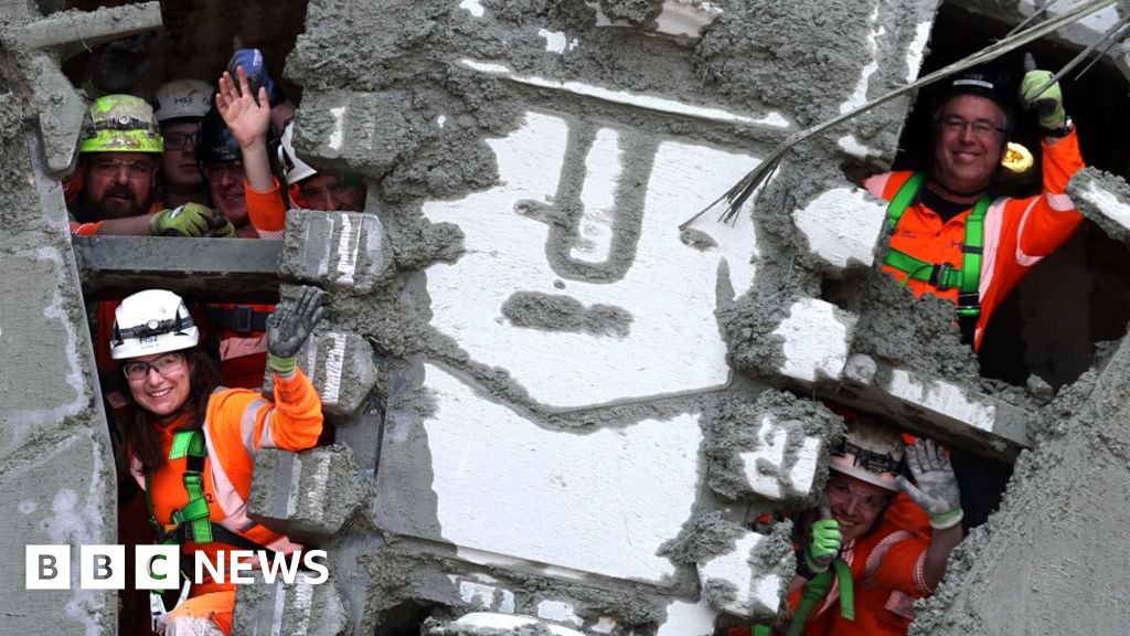 HS2 tunnelling machine completes journey under Chiltern Hills - BBC News