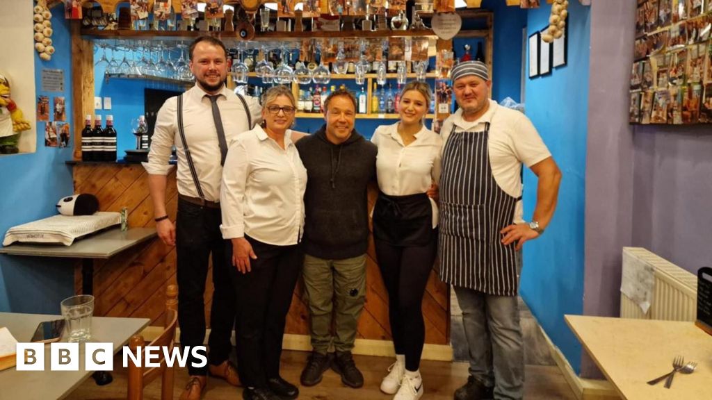 Peaky Blinders star Stephen Graham surprises Goole restaurant - BBC News