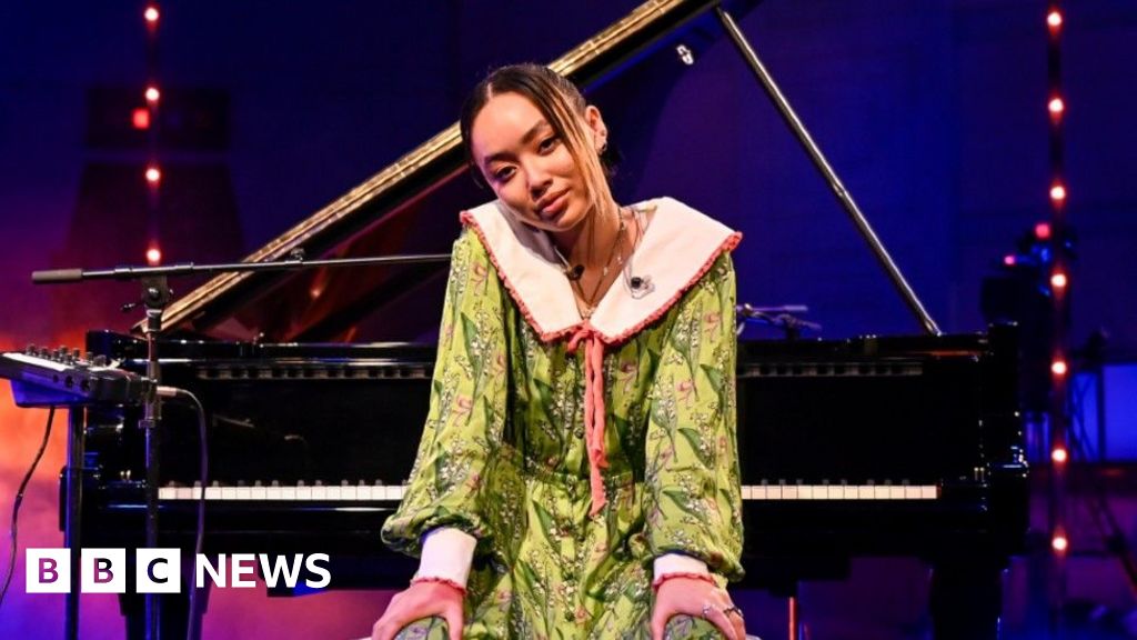 Taylor Swift announces Griff as support act for Wembley - BBC News