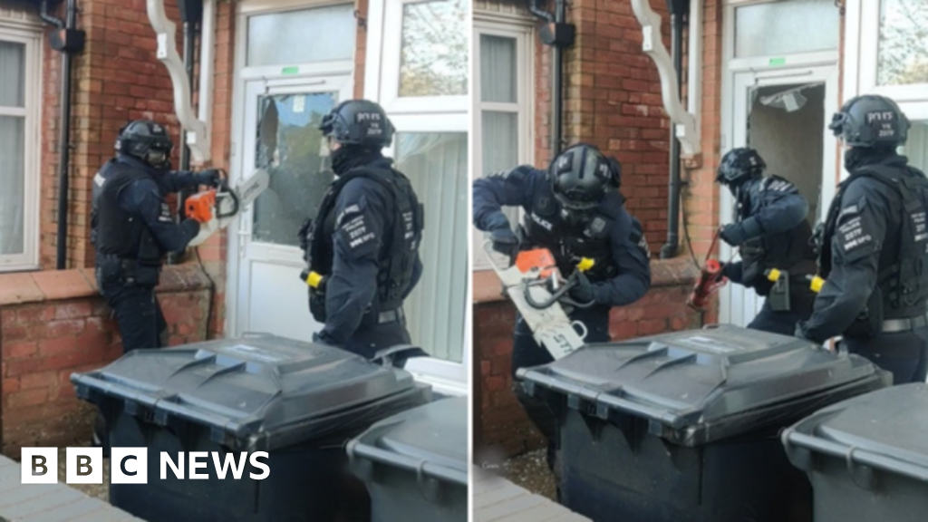 Man arrested after £10k cash seized in Redditch drugs raid - BBC News