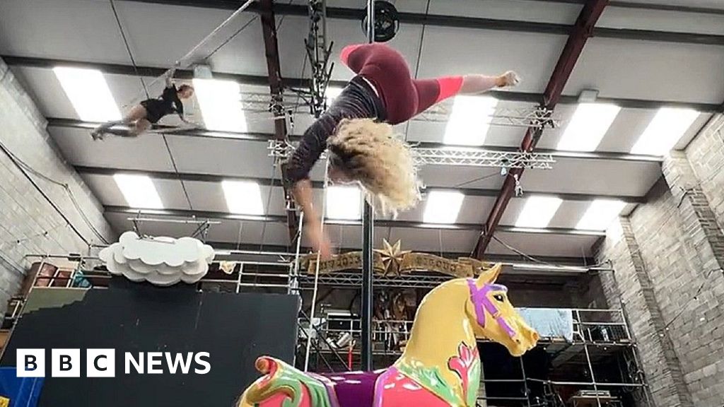 The Invisible Circus: 20 years of entertaining Bristol - BBC News