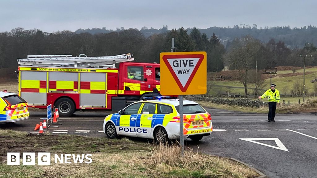 Two men killed in three-car crash in Aberdeenshire - BBC News