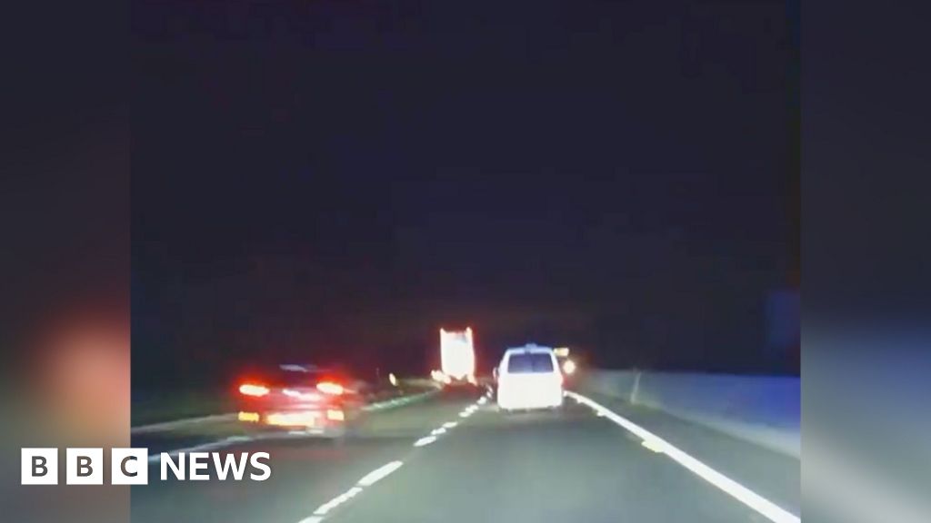 Police pursue van driver at 120mph in Bedfordshire - BBC News