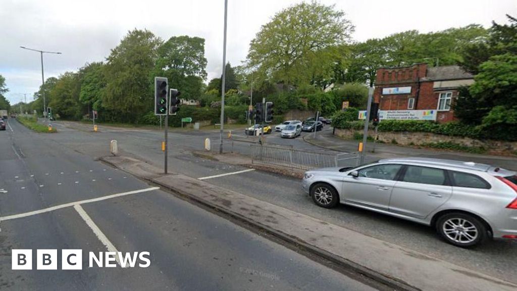 Council plans U-turn ban and parking crackdown - BBC News