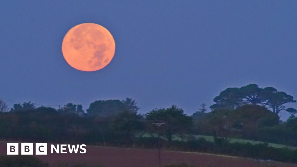 Full Moon shines brightly over Devon and Cornwall - BBC News