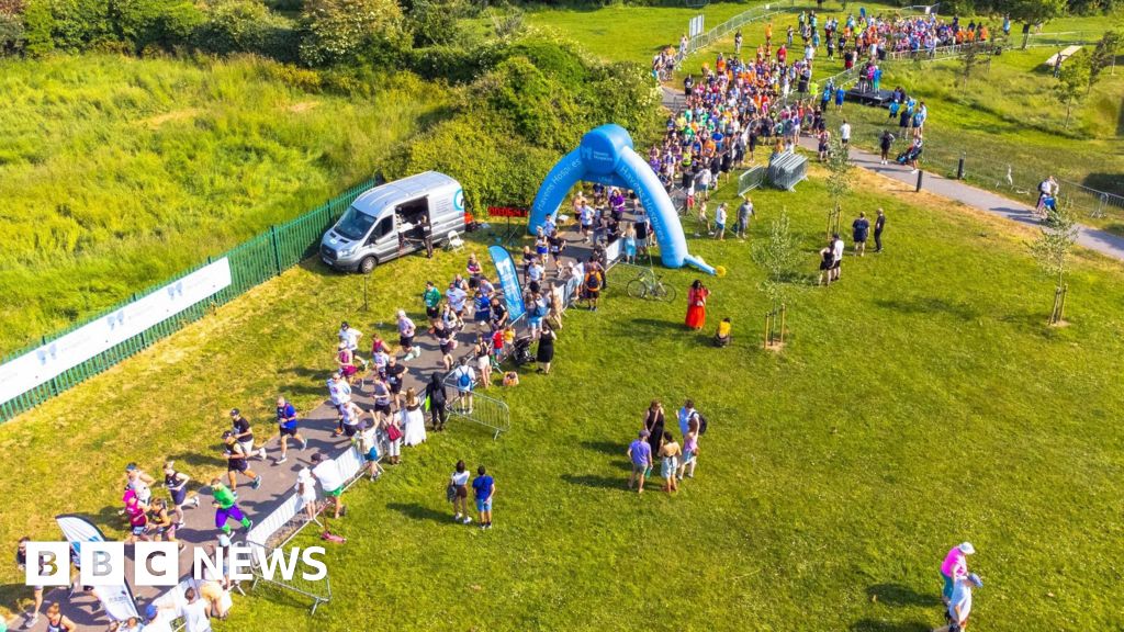Runner dies during Southend Half Marathon - BBC News