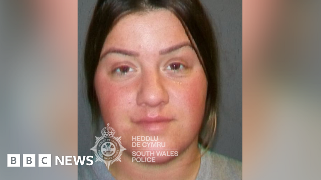 Hit-and-run driver Savannah Roberts jailed after leaving cyclist - BBC News