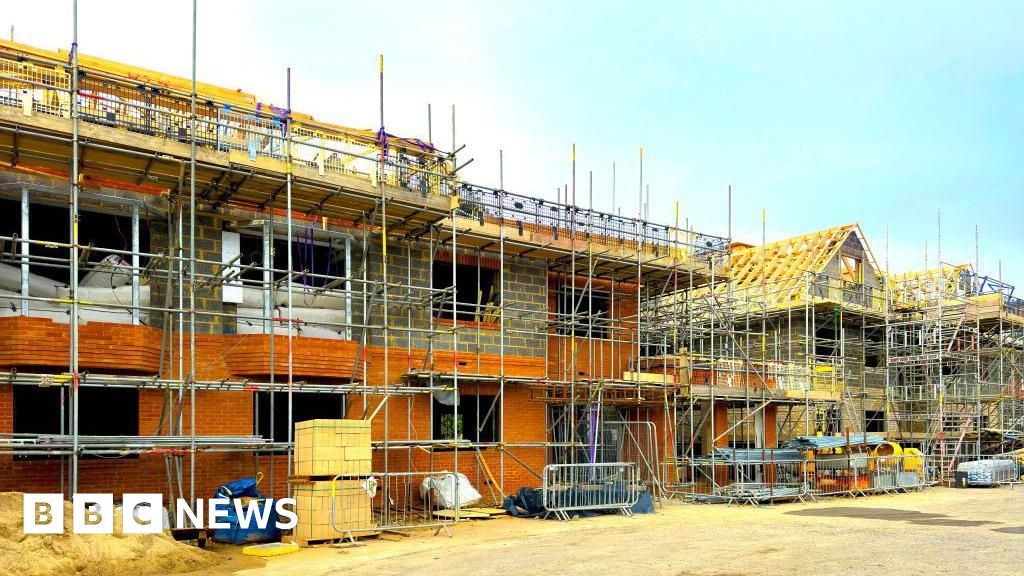 Kent: Developer applies to build 450 homes on Hoo Peninsula - BBC News