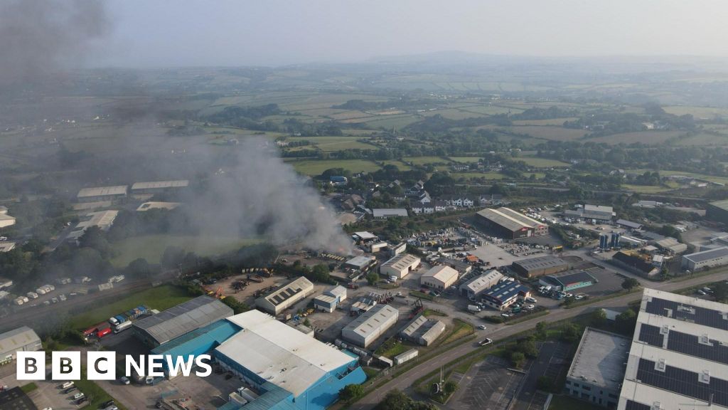 Crews tackle huge Redruth Cardrew Industrial Estate fire - BBC News