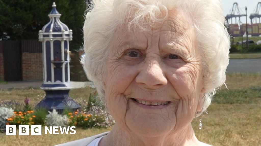 WW2 children mark 85 years since evacuation from Essex - BBC News