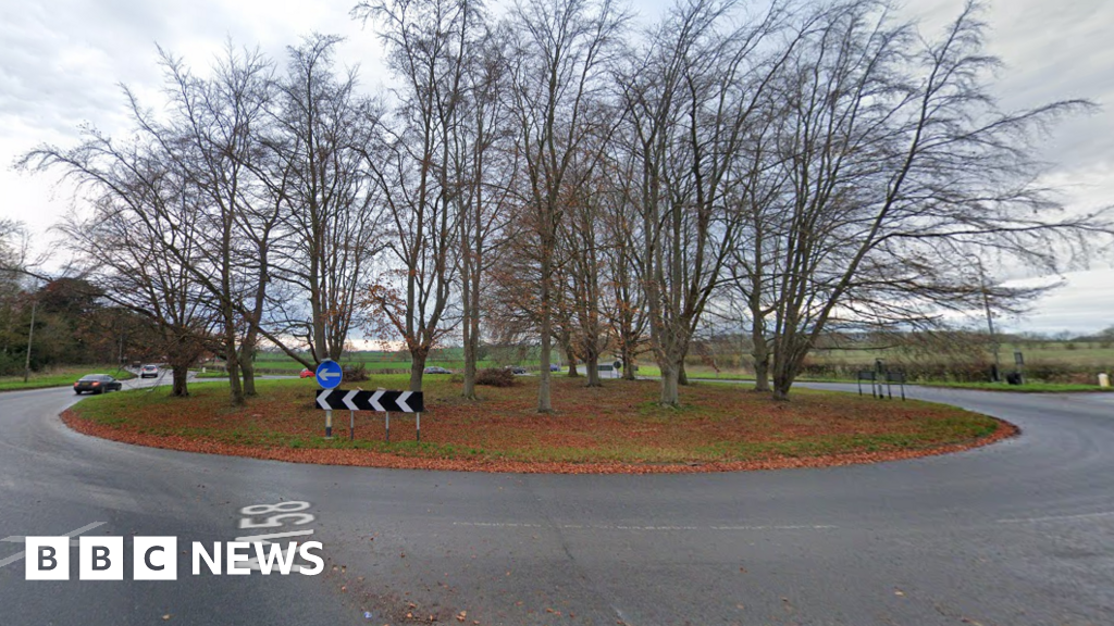 Skegness: Man dies in early morning roundabout crash - BBC News