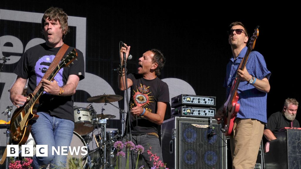 Shed Seven play homecoming gigs at York's Museum Gardens - BBC News