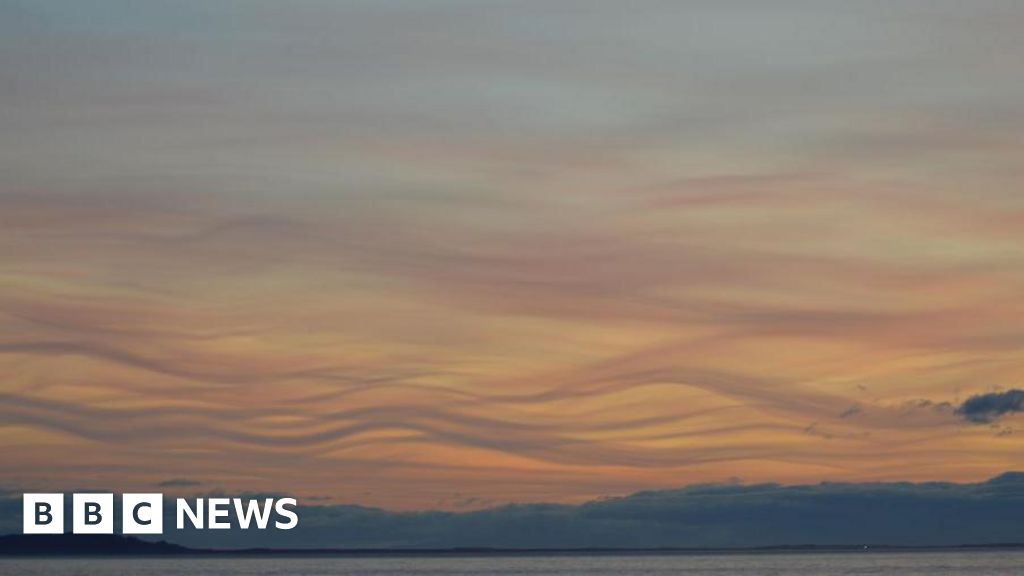 Smoke from huge wildfires seen in night skies over Scotland - BBC News