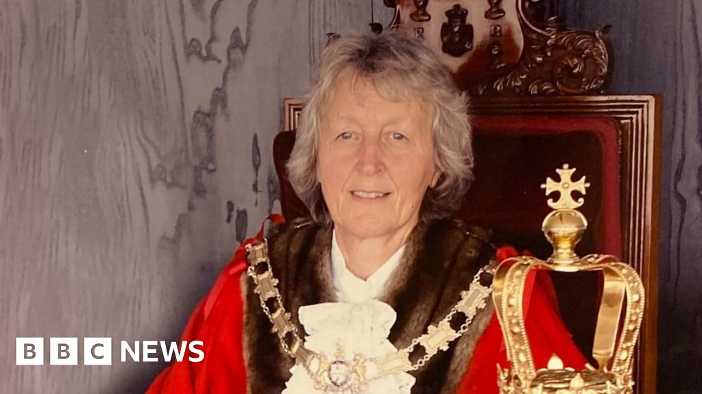 Reading street named in memory of former mayor - BBC News