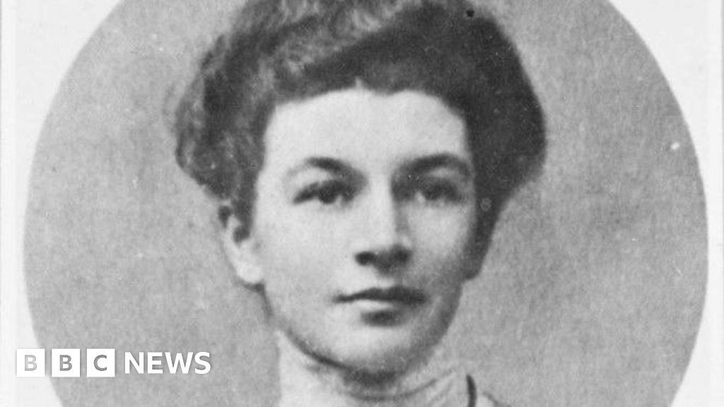 Wolverhampton plaque for woman who inspired Elgar - BBC News