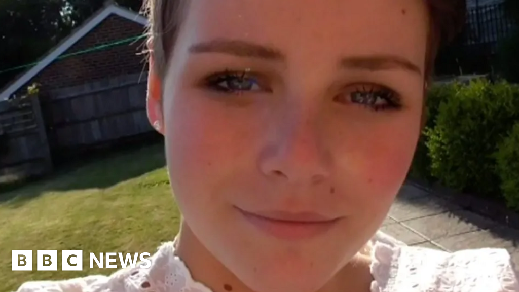 Charlotte Eades: Cancer vlogger's mum takes on walk in her memory