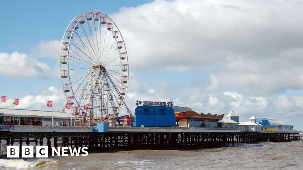Blackpool: Swimmers jumping from pier rescued by jet skiers - BBC News