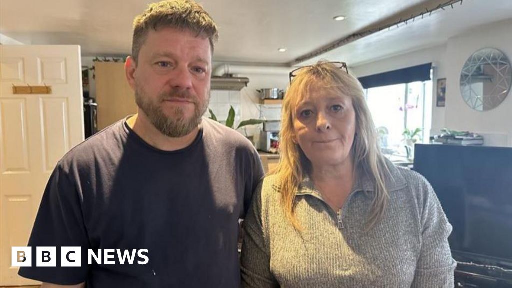 Littlehampton: Residents' distress at flood damage to properties - BBC News