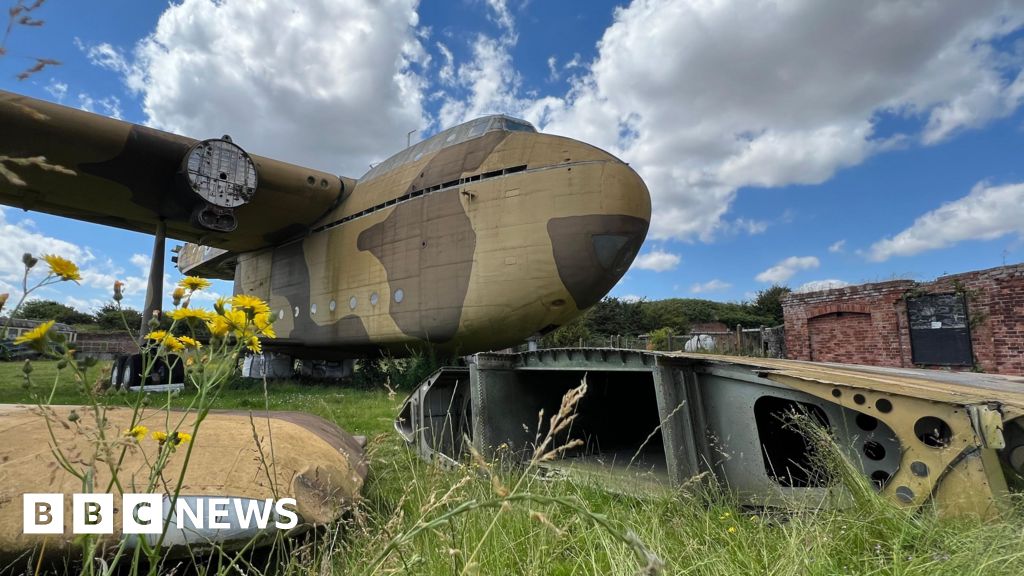 Last surviving Blackburn Beverley plane heads to Cumbria museum - BBC News