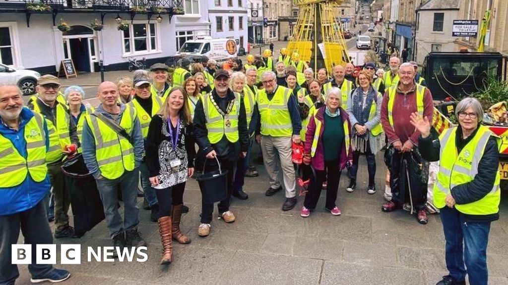 'War on wee' and volunteers wanted for town 'spring clean' - BBC News